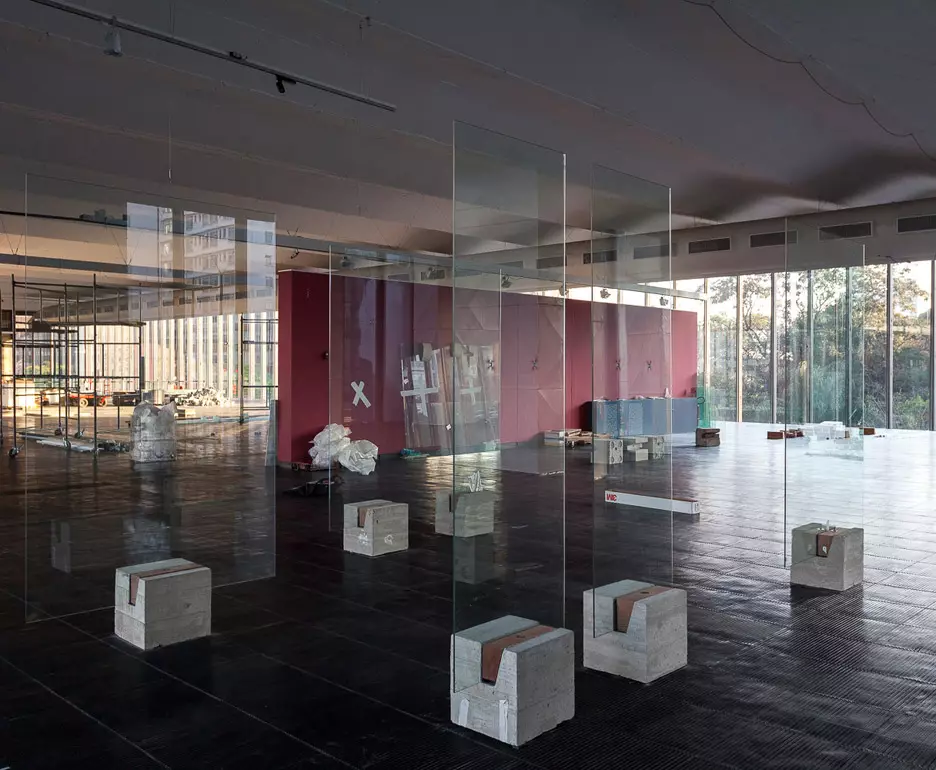 Lina Bo Bardi ၏ Glass Easels