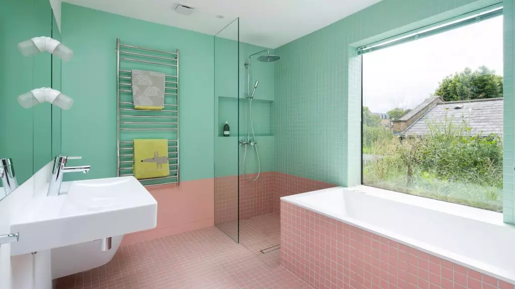 Diez baños residenciales llamativos con azulejos llamativos