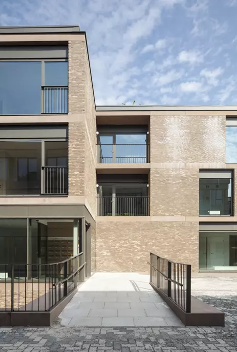 A residencia de anciáns Mayerhof de Areal Architecten envolve dous patios