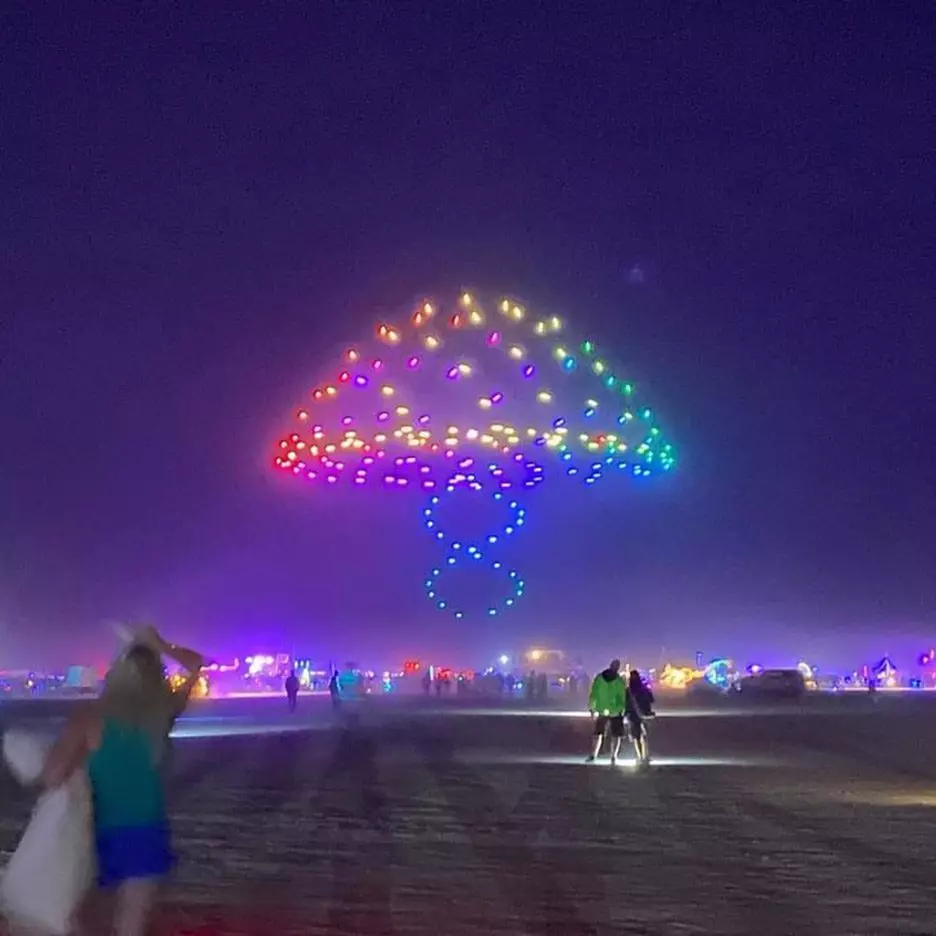 Ang Studio Drift naggamit og mga drone aron makahimo og gaan nga pag-instalar sa Burning Man