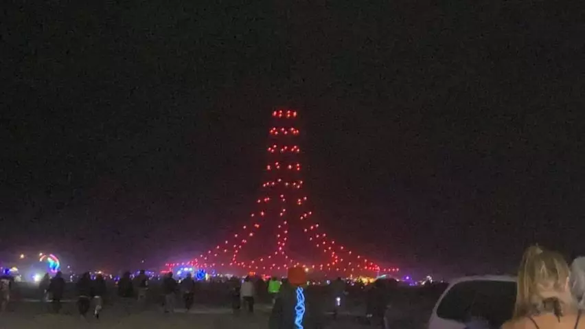 Formasi drone berbentuk lonceng di Burning Man