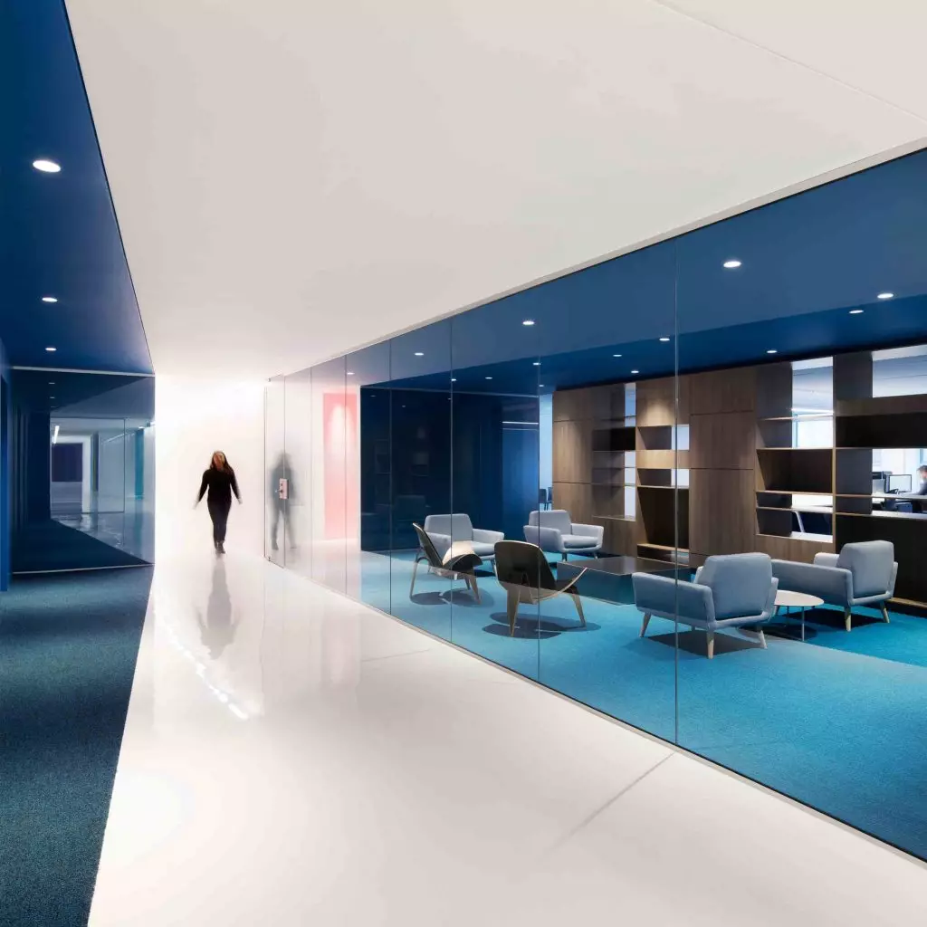 Playster Headquarters של ACDF כולל סביבות עבודה בצבעים בהירים