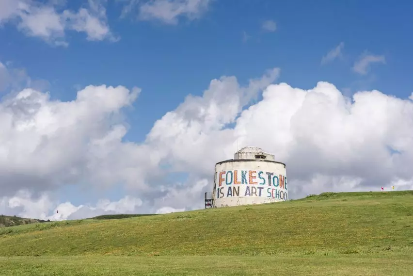 Folkestone dibistanek hunerî ya Bob û Roberta Smith e