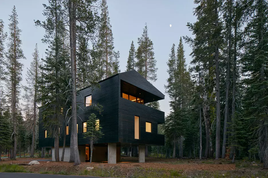 Residential Architecture: Trollhus ni Mork Ulnes sa California, USA