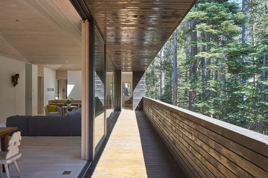 Residential Architecture: Trollhus ni Mork Ulnes sa California, USA