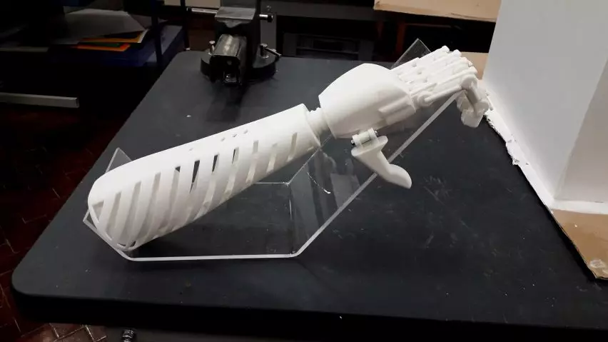 Ang 3D-printed prosthetic ni Lorenzo Spreafico naghatag ug tactile feedback sa mubu nga gasto