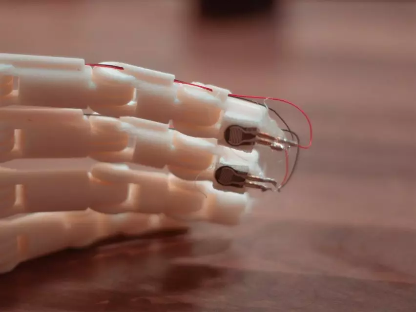 Ang 3D-printed prosthetic ni Lorenzo Spreafico naghatag ug tactile feedback sa mubu nga gasto