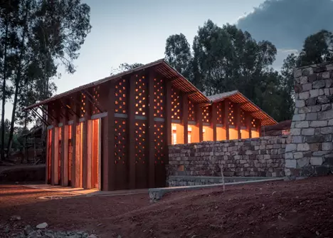 Vaikų biblioteka Afrikoje su „BC Architects“ taranuotomis žemės sienomis