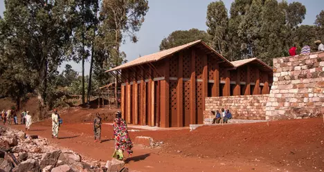 Vaikų biblioteka Afrikoje su „BC Architects“ taranuotomis žemės sienomis