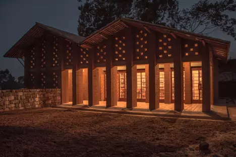 Vaikų biblioteka Afrikoje su „BC Architects“ taranuotomis žemės sienomis