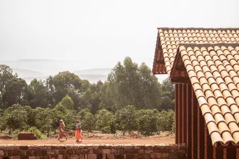 Vaikų biblioteka Afrikoje su „BC Architects“ taranuotomis žemės sienomis