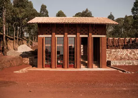 Afrikos vaikų biblioteka su taranuotomis žemės sienomis, kurią sukūrė „BC Architects“.