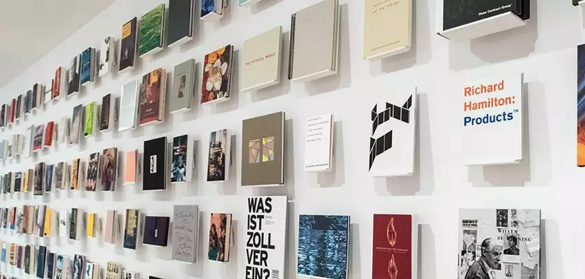 Een foto van designboeken op een muur