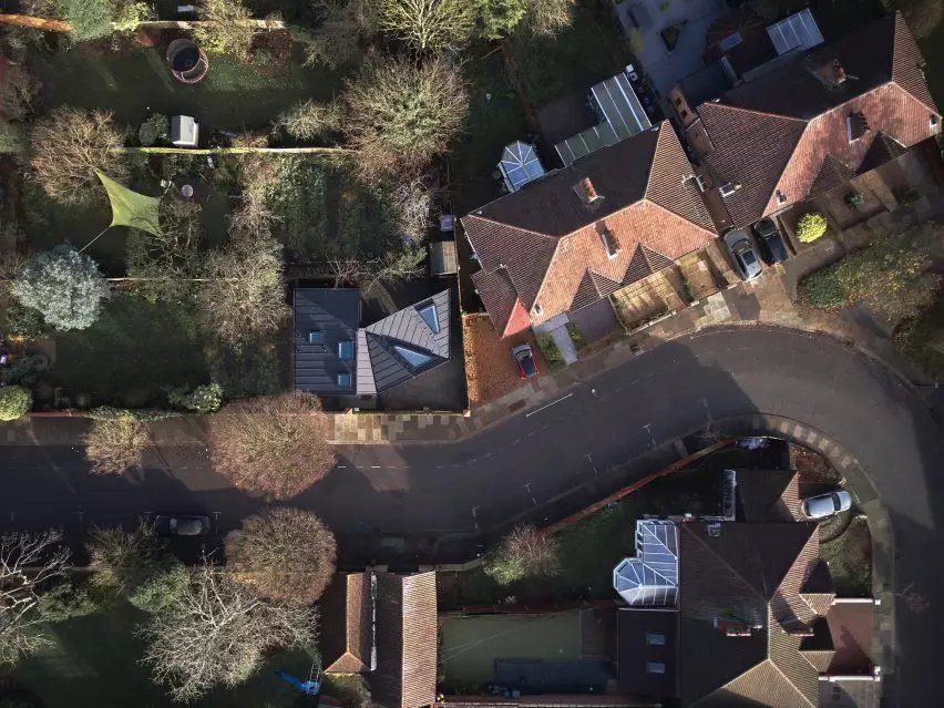 Një pamje ajrore e një shtëpie të zezë në Londër