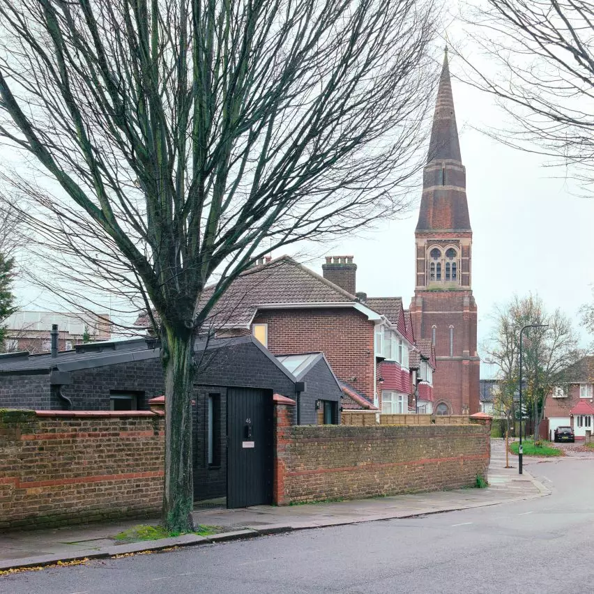 Une petite maison noire à Londres