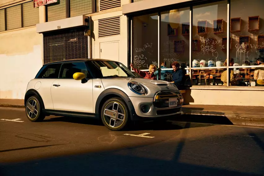 MINI Cooper SE yra pirmasis šios markės visiškai elektrinis automobilis, sukurtas pagal MINI ikoninio Cooper asortimento stilių.