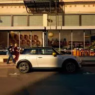 MINI Cooper SE yra pirmasis prekės ženklo visiškai elektrinis automobilis