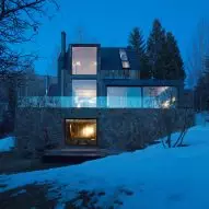 Studio B envolve a casa elevada de Aspen en zinc e vidro 35983_7