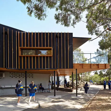 Branch Studio Architects přidává do školní knihovny přístavbu obloženou dřevem