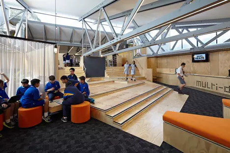 Ar kokmateriālu apšūtu skolas bibliotēku koku galotnēs paplašināja uzņēmums Branch Studio Architects