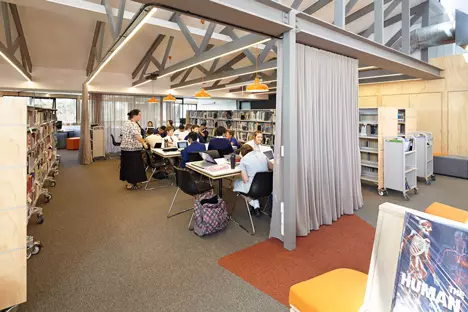 Училищна библиотека с дървен материал, разширена до върховете на дърветата от Branch Studio Architects
