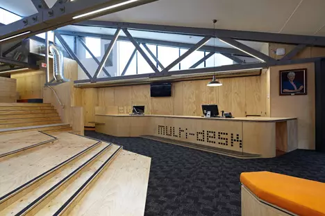 Die holzverkleidete Schulbibliothek wurde von Branch Studio Architects in die Baumwipfel verlängert