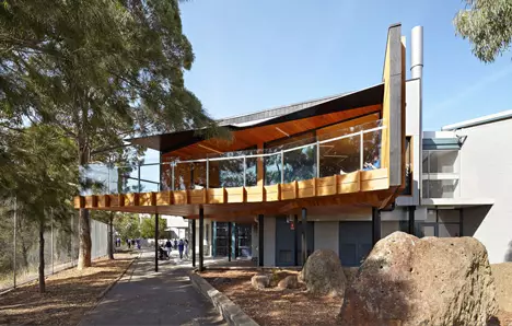 Ar kokmateriālu apšūtu skolas bibliotēku koku galotnēs paplašināja uzņēmums Branch Studio Architects