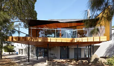ספריית בית ספר מצופה עץ שהורחבה אל צמרות העצים על ידי Branch Studio Architects