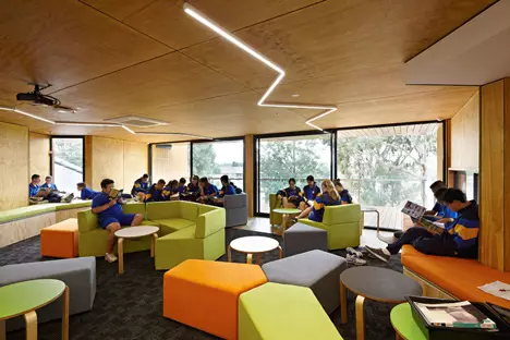 Dřevěná školní knihovna rozšířená do korun stromů od Branch Studio Architects