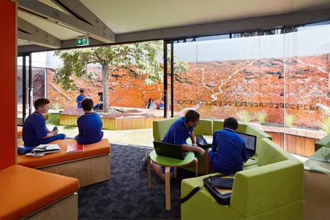 Školska knjižnica obložena drvetom proširena u krošnje drveća Branch Studio Architects