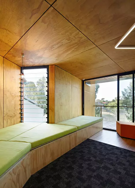 ห้องสมุดโรงเรียนที่หุ้มด้วยไม้ซึ่งขยายไปสู่ยอดไม้โดย Branch Studio Architects