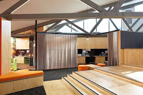 Thư viện trường học ốp gỗ được mở rộng vào ngọn cây bởi Branch Studio Architects