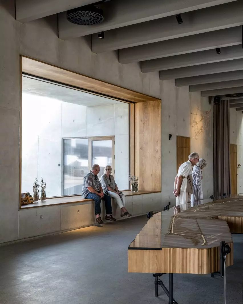 Pusat pengunjung Denmark kanthi interior kayu lan beton