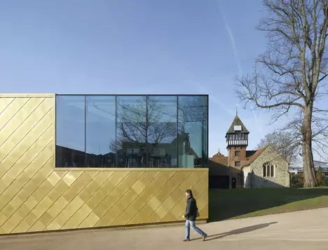 Ala este del Museo Maidstone por Hugh Broughton Architects