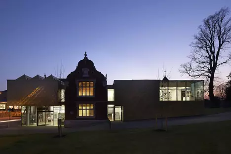 Ala este del Museo Maidstone por Hugh Broughton Architects