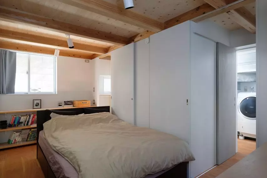 Sovrum på bottenvåningen i japanskt hus