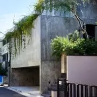 ภายนอกของบ้านคอนกรีตขั้นบันไดในญี่ปุ่น