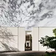 Casa totalment blanca de Studio Four