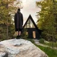 Atelier Boom-Town မှ Black Quebec chalet သည် သစ်တောနှင့် ရေကန်ကို အပေါ်စီးမှ မြင်ရသည်။ 36644_12