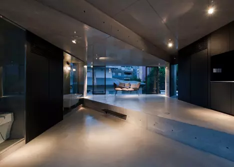 Motoazabu Apartment sYms by Kiyonobu Nakagame