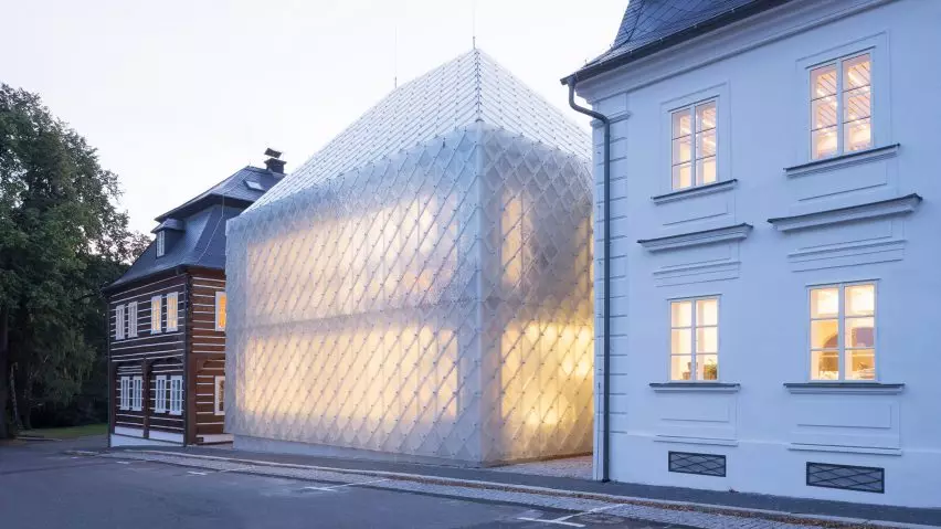 Lasvitin Tšekin tasavallan pääkonttoriin historiallisten rakennusten viereen rakennettu läpikuultava lasitalo