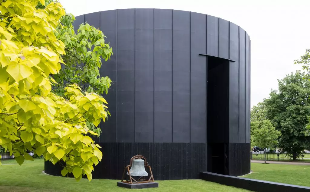 Theaster Gates dévoile le Pavillon Serpentine de la Chapelle Noire