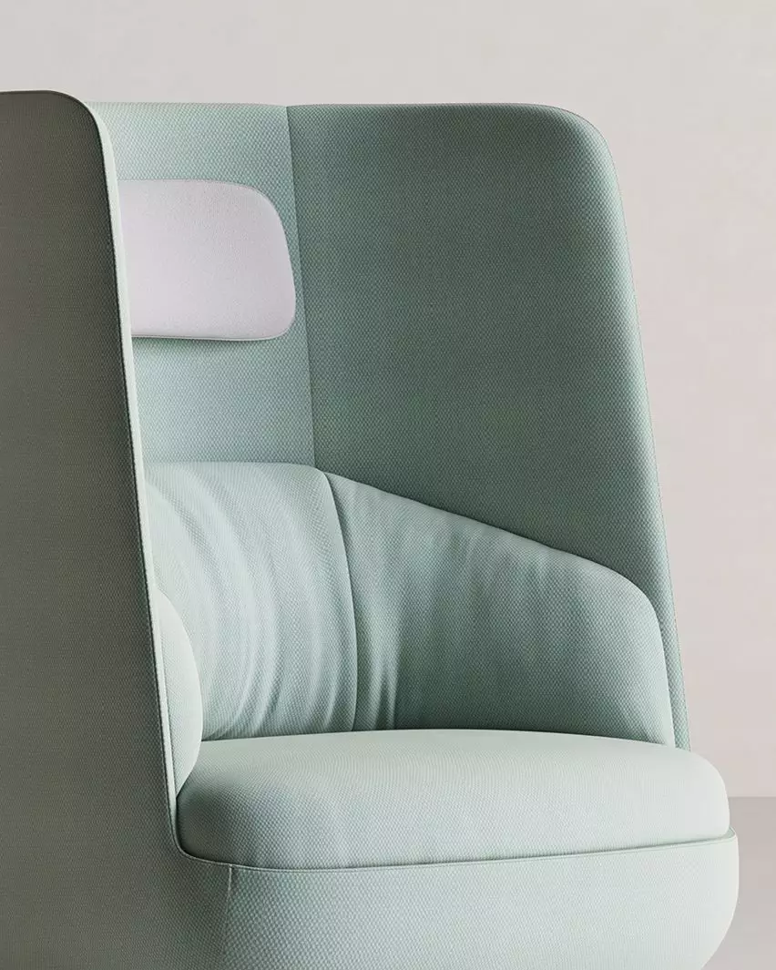 Close-up sa padded headrest sa seafoam green nga Gimbal Rocker lounge chair ni Justin Champaign para sa Hightower