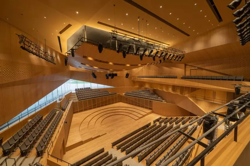 Una sala de conciertos revestida de madera