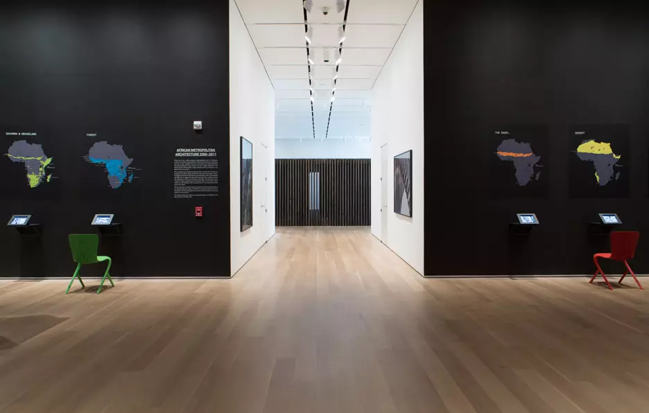 Installasjonsbilde av David Adjaye-retrospektivet ved Institute of Chicago