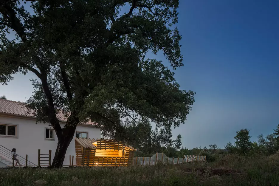 葡萄牙 Saperlipopette Les Architectes 和 Martial Marquet Architecture 樹屋的 Casa no muro