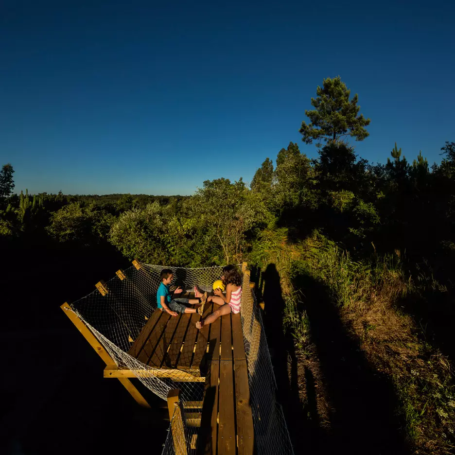 Casa no muro waxaa qoray Saperlipopette Les Architectes iyo Martial Marquet Architecture treehouse oo ku yaal Portugal