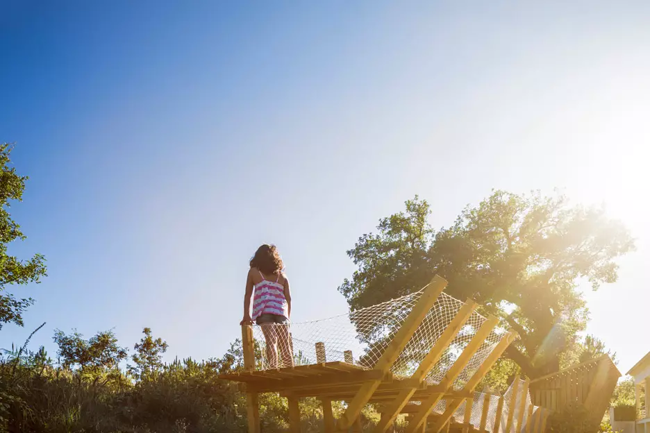 Casa no muro waxaa qoray Saperlipopette Les Architectes iyo Martial Marquet Architecture treehouse oo ku yaal Portugal