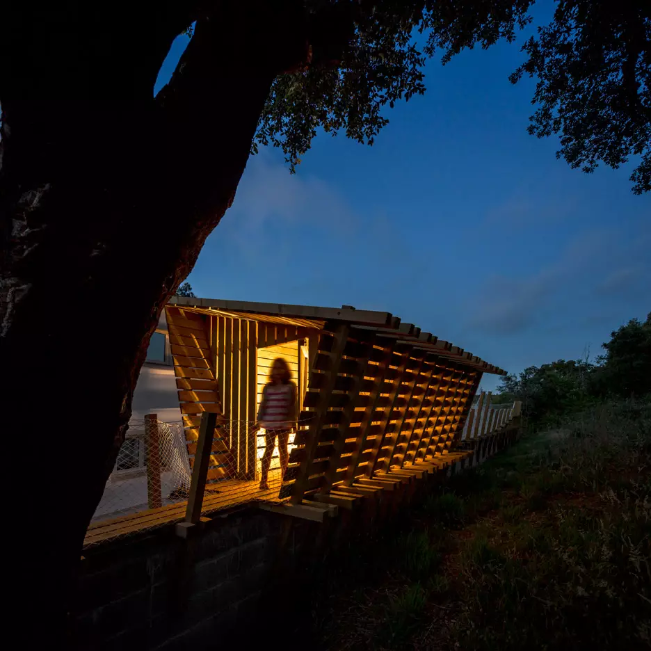 Casa no muro waxaa qoray Saperlipopette Les Architectes iyo Martial Marquet Architecture treehouse oo ku yaal Portugal