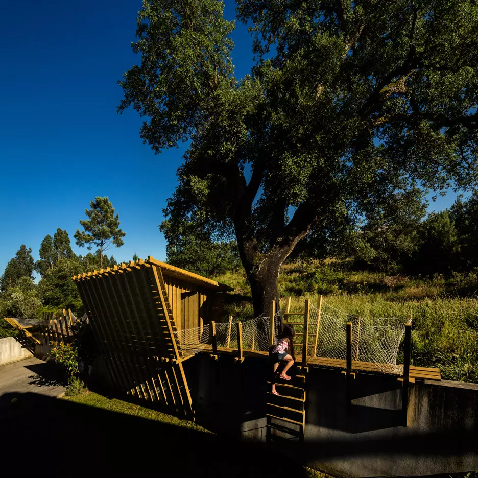 葡萄牙 Saperlipopette Les Architectes 和 Martial Marquet Architecture 樹屋的 Casa no muro